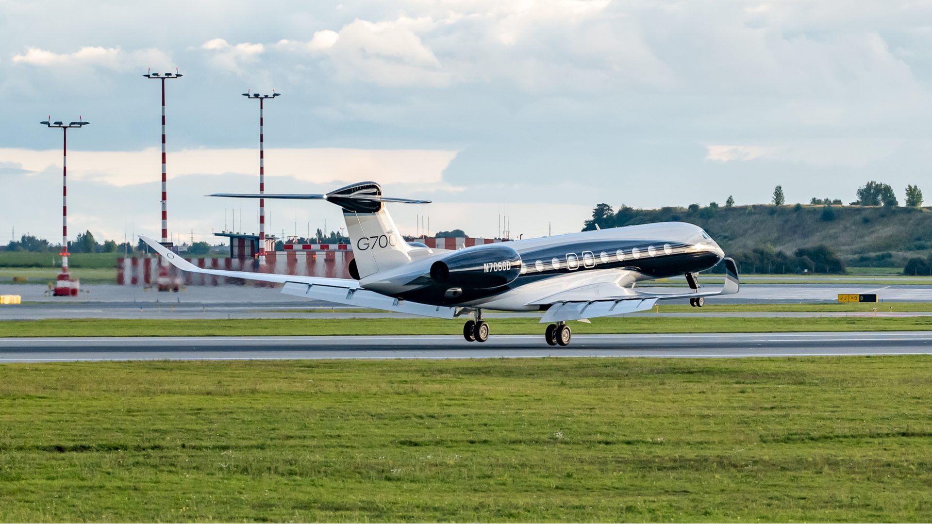 Twitter rectifica y cierra cuentas de rastreo de jets privados