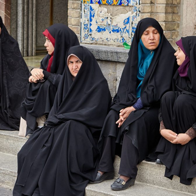 El uso obligatorio del velo en Irán y la discriminación hacia la mujer