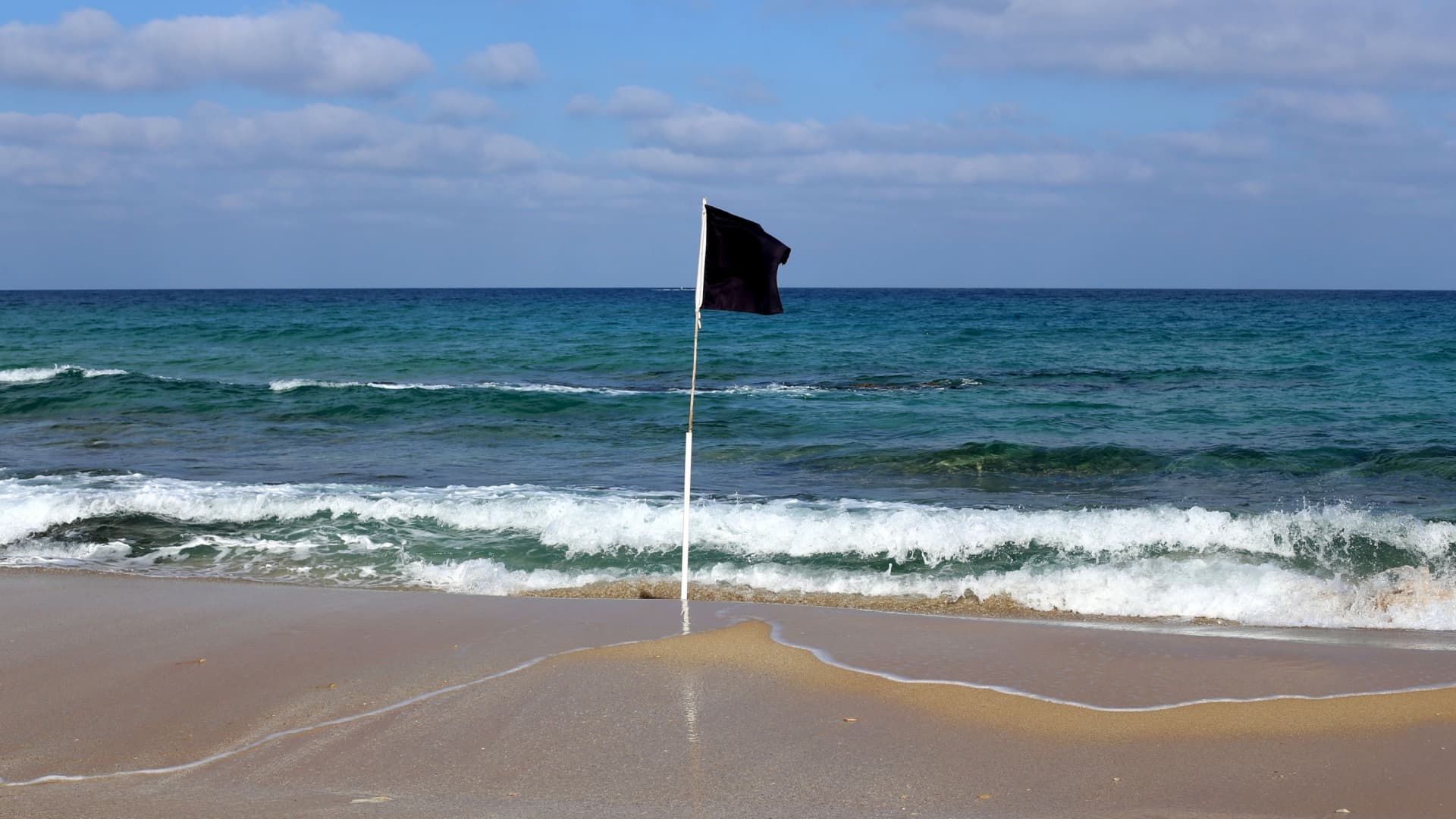 Qué son las banderas negras de las playas españolas